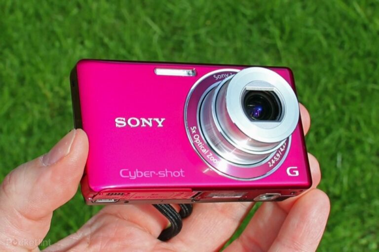 Geração Z volta à moda de usar câmeras digitais dos anos 2000